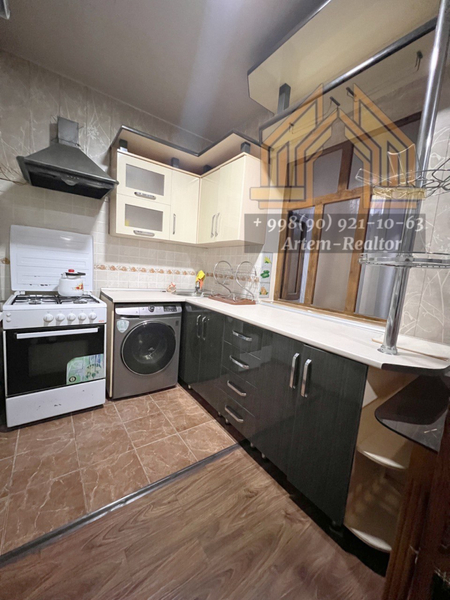 Саехат БИЙ метро , 1/4/4 , кирпич , 2*6 балкон , 43м2 , 52 000 у.е