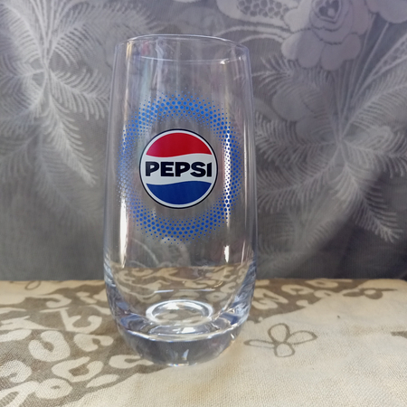 Стакан с логотипом PEPSI.