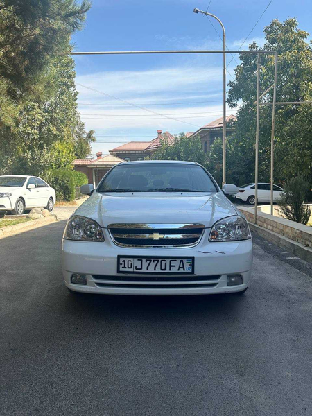 Lasetti avtomobili sotiladi