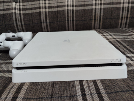 Playstation 4slim 500 gb.