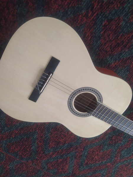 Gitara sotiladi aybi simi uzilgan