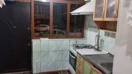3 хонали 1-этажда жойлашган жихозланган квартира ижарага берилади