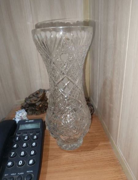 Продам хрустальную обсолютно новые вазу