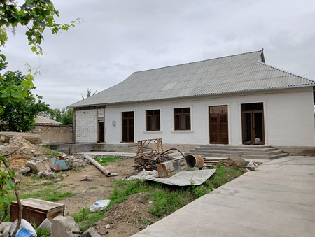 Yangi qurilgan uy sotiladi