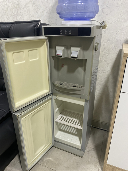 Продается кулер для воды Midea в хорошем рабочем состоянии.