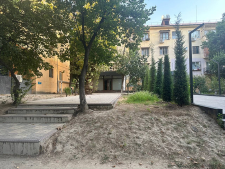 Продается квартира под офис вдоль дороги. Ц4