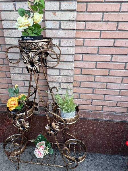 Металлическая подставка для цветов.70