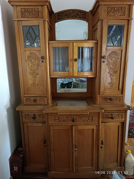 Продам старинный буфет резной