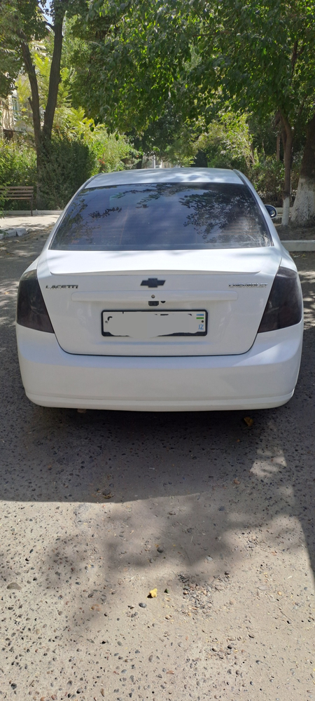 Chevrolet lacetti 1.8 sotiladi