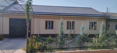 Uy hovli sotiladi.