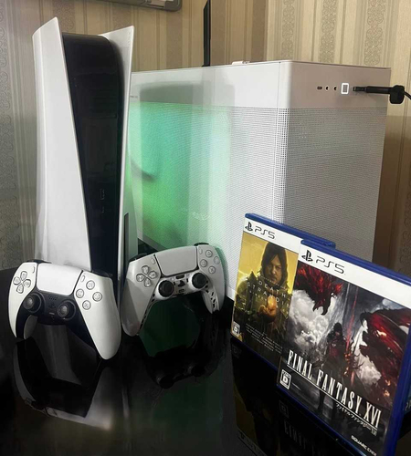 Playstation 5 с комплектом из дух игр и двух джойстиков