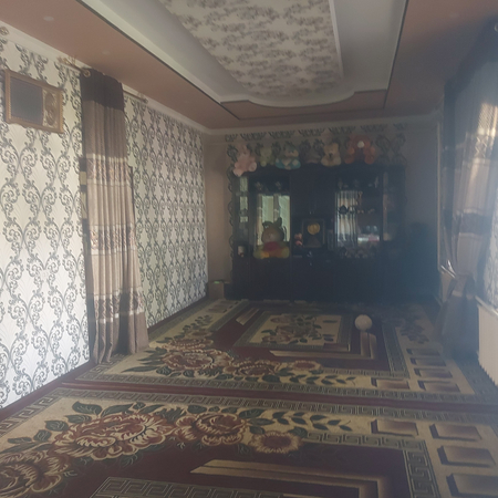 Срочни ховли сотилади