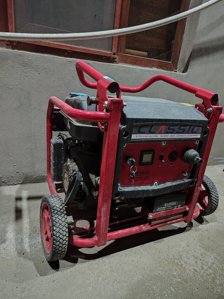 Dvijok sotiladi. 4 kwt.
