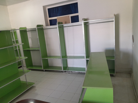 Veterina va kiyim kechak dokoni uchun moljallangan mebellar sotiladi