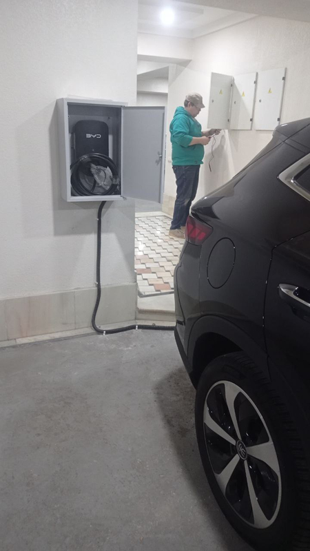Установка зарядных станций для электромобилей.