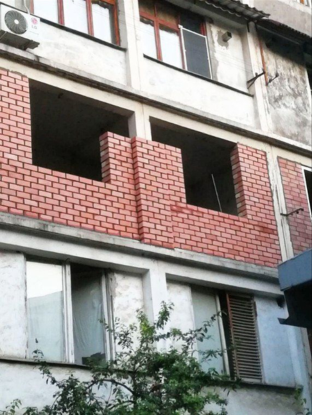 Balkonga gʻisht teramiz, kazirok, reshotka qoʻyamiz !