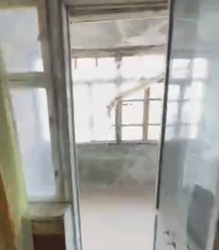 Срочно продаётся 1комнатная квартира на 2этаже с балконом 2на 3метра,