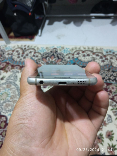 Samsung galaxy s6 holati yaxshi 64 tal ekranda Foni bor ziyoni yo