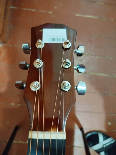 Akustik gitara sotiladi.