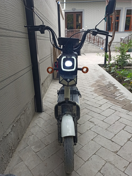 Bado skuter hamma joyi yangi yangi qora miyya qõyilgan