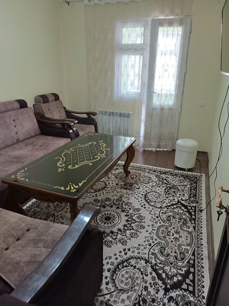 Farĝona shahar. Shahar hokimiyati orqasida sotiladigan kvartira.