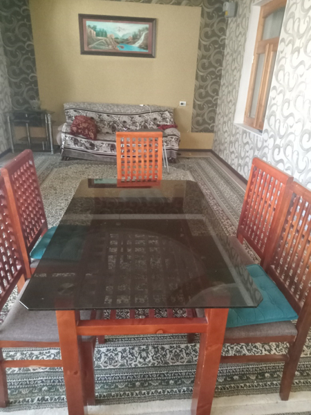 Продается стеклянный стол,шесть стульев