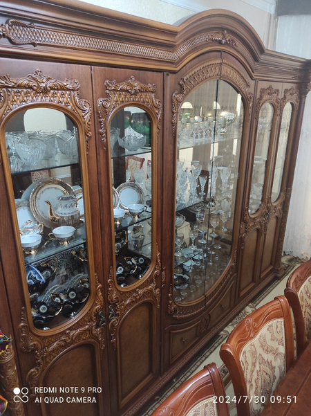 Продается стенка стол и 12 стульев
