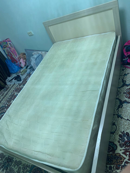 Кровать двух спальная и шкаф