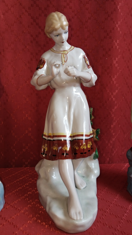 Статуэтки СССР . Майская ночь и гадание на ромашке