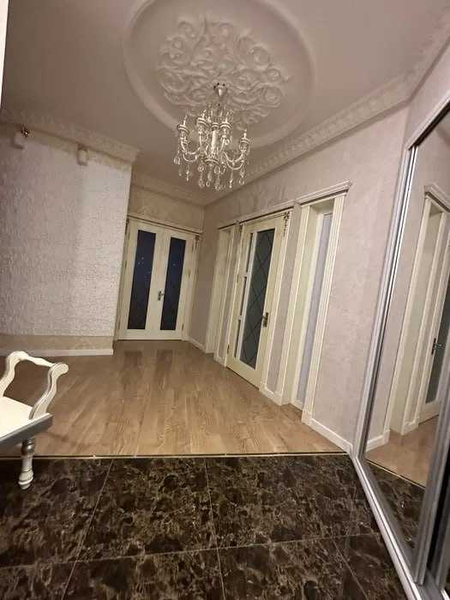 Срочно продается квартира в новостройке Метро Ойбек центр