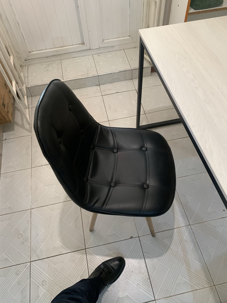 EAMES chair yengi holatda