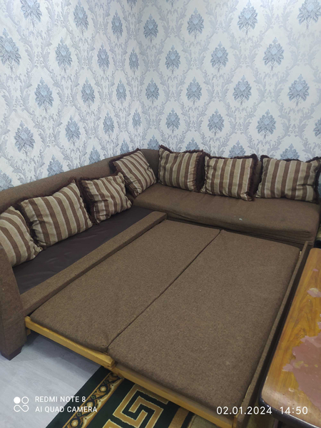Продается уголок диван. Норм. состаяния. Журналний стол + 6 та естиқ