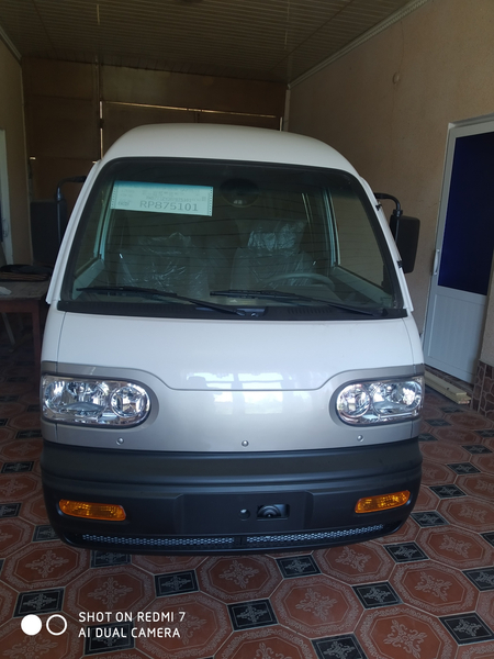 Moshina yangi damas