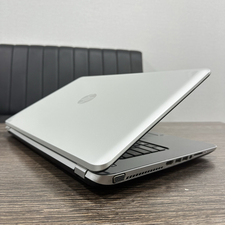 17 дюймовый Hp Pavilion i3 3gen 8/256gb с видеокартой для игр и график