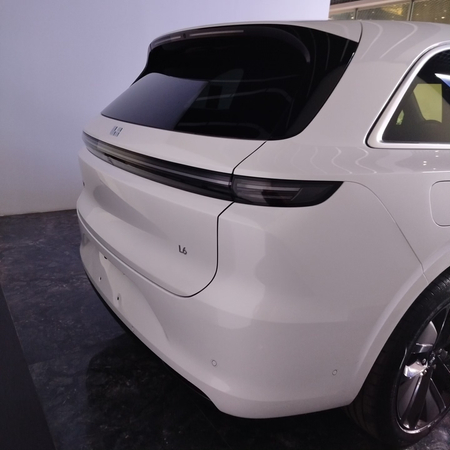 Ли 6 белый мах автомобиль