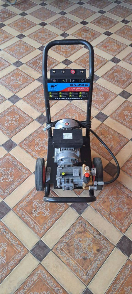 Karcher месяц работал почти новый