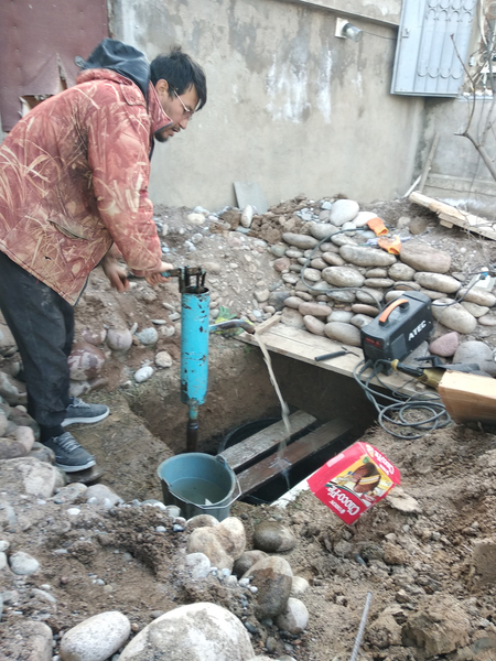 Кудук кувлимиз качалка урнатамиз сув чикарамиз.