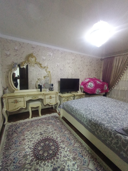 Uy sotiladi 3 xona 65 m2 remonti qilingan 4 etaj 5 etajli dom
