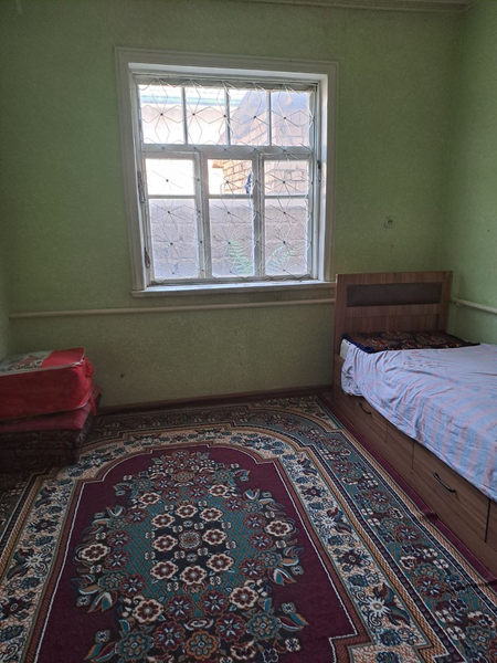 Olmaliq shahar Stariy bazar hududida joylashgan katta hovli sotiladi