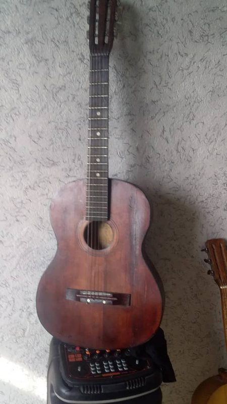 Gitara, muzikalniy instrument.