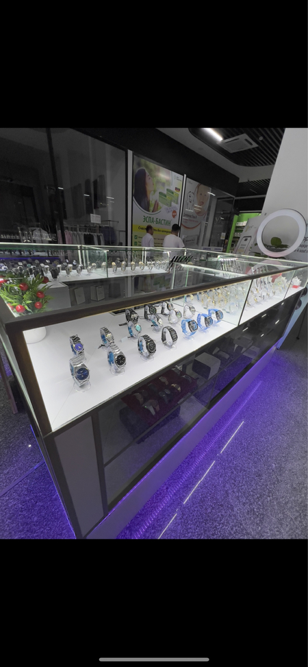 Vitrina Mebel sotiladi астровок торговый