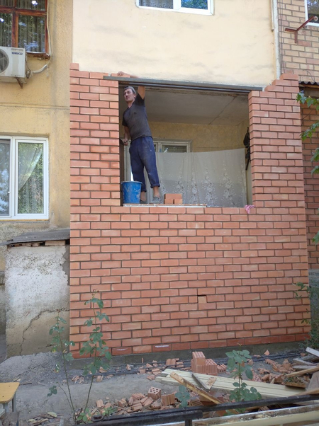 Кладка кирпич на балкона