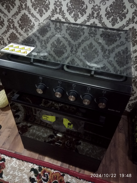 Artel gaz plita sotiladi. Holati alo. Rangi qora. Usti reshotkasi chug