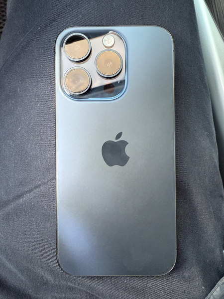 iPhone 15pro blue titanium 256gb