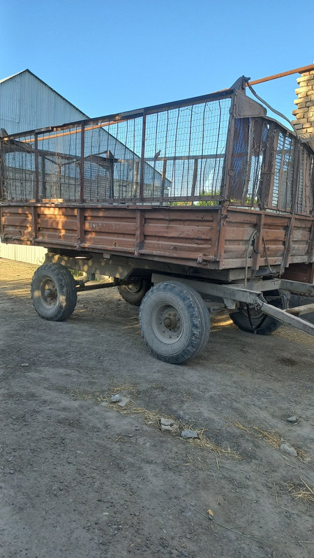 Traktor va prisep sotiladi