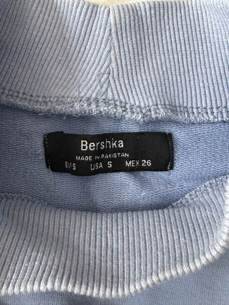 Укороченная очень нежного цвета кофта,bershka(фирма)