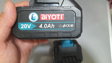 Аккумуляторы li-ion biyoti 4000AH 20Volt абсолютно новые 2шт +зарядка