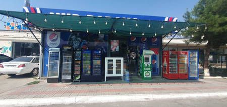 Yurib  turgan magazin ichidagi tovarlari va jixozlari sotiladi. Tayyor