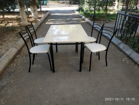 Кухонный стол с четырьмя стульями 870.000