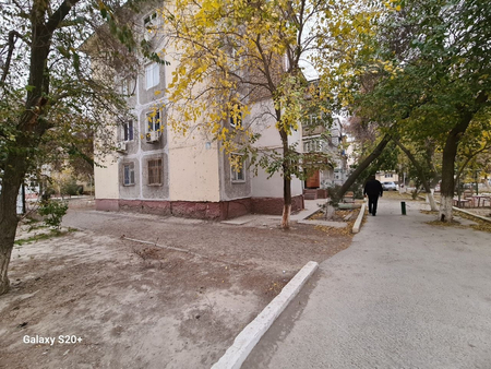 Тезда 2 хонали 1-этажда жойлашган 2тарафлама квартира сотаман